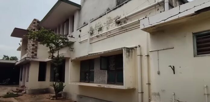 ഒരു കാലത്ത് 500 ഏക്കർ ഭൂമിയുടെയും ഒരു കൊട്ടാരസദൃശ്യമായ വീടിന്റെയും ...